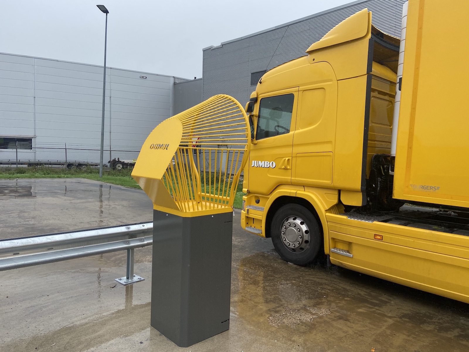 Milieubewust: afvalbakken met bedrijfslogo - Stedon