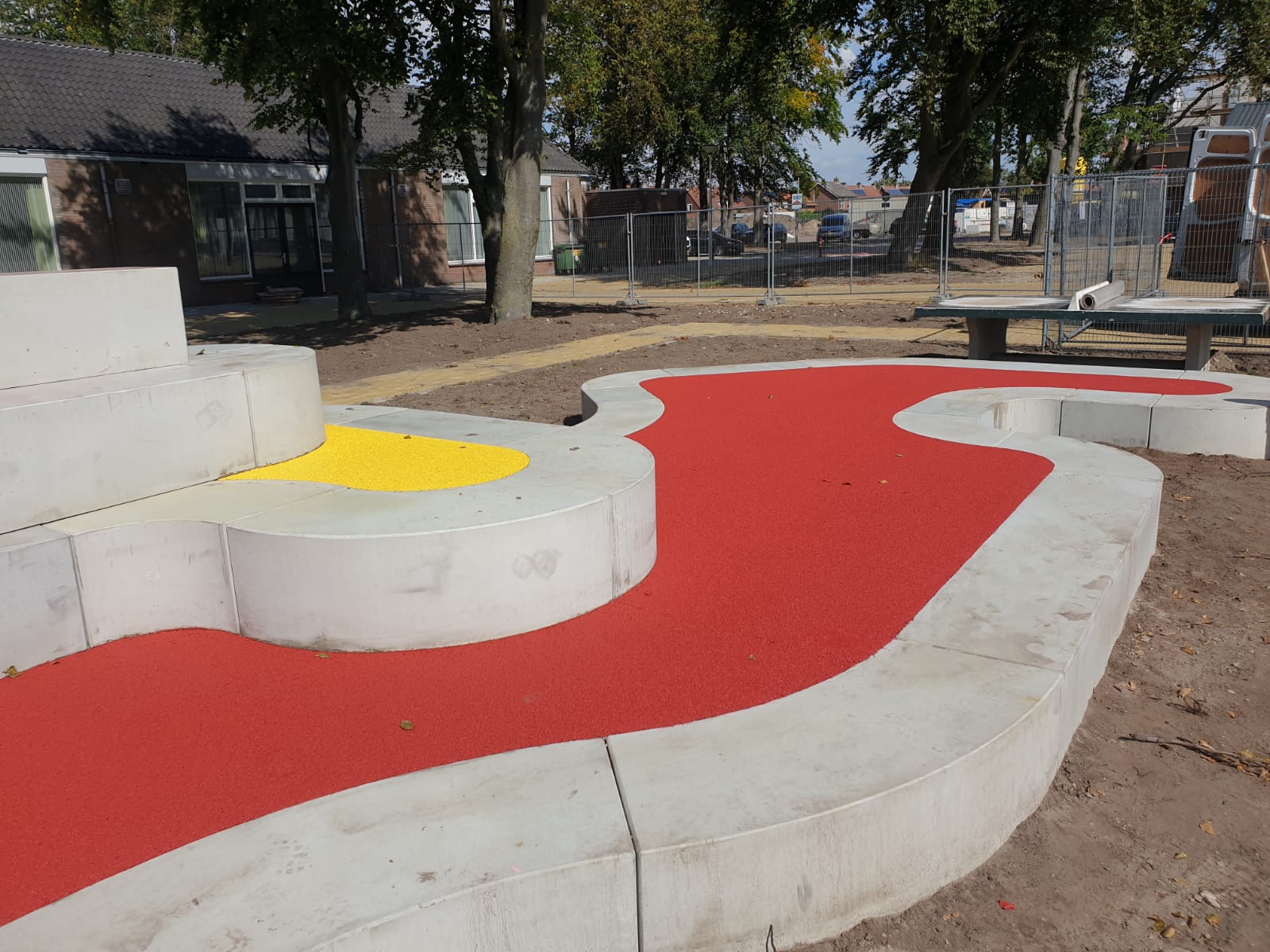 Ontmoetingsplek in de vorm van een klimberg - Stedon